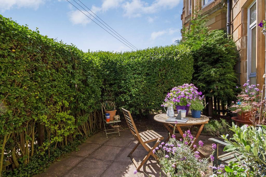 3 Bedroom Flat For Sale in Finlay Drive, Glasgow, G31 2SE