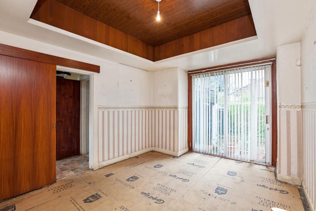 3 Bedroom Semi Bungalow For Sale in Riddrie Knowes, Glasgow, G33 2QQ