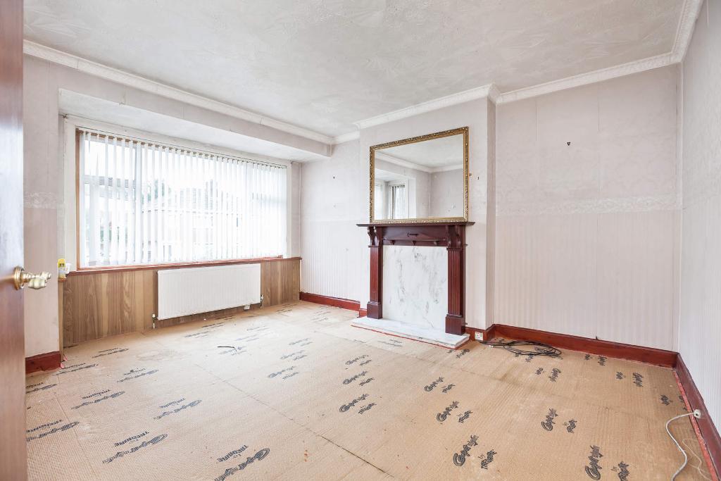 3 Bedroom Semi Bungalow For Sale in Riddrie Knowes, Glasgow, G33 2QQ