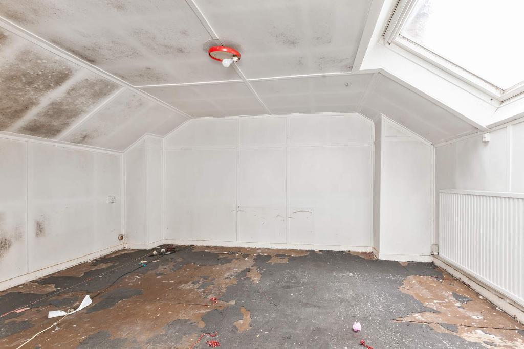 3 Bedroom Semi Bungalow For Sale in Riddrie Knowes, Glasgow, G33 2QQ