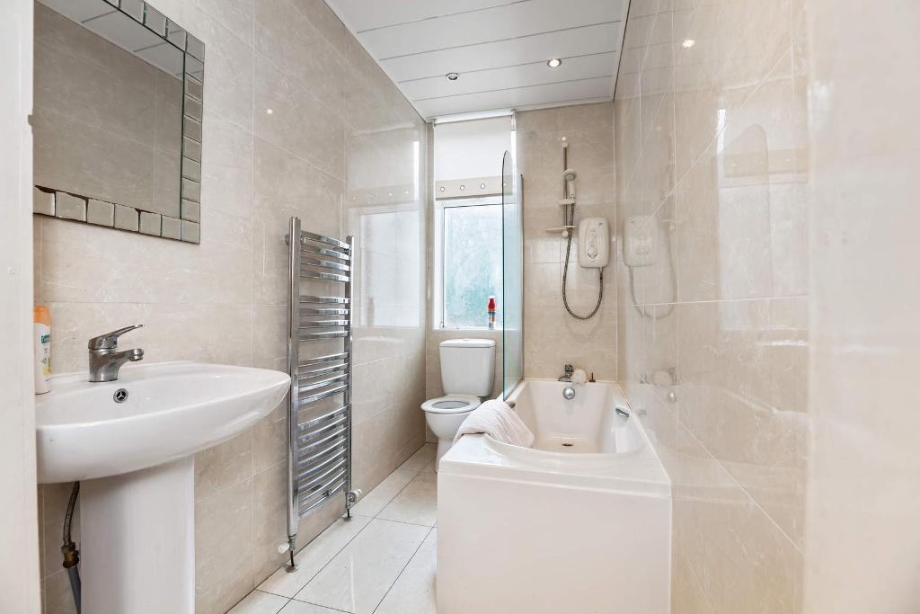 3 Bedroom Semi Bungalow For Sale in Riddrie Knowes, Glasgow, G33 2QQ