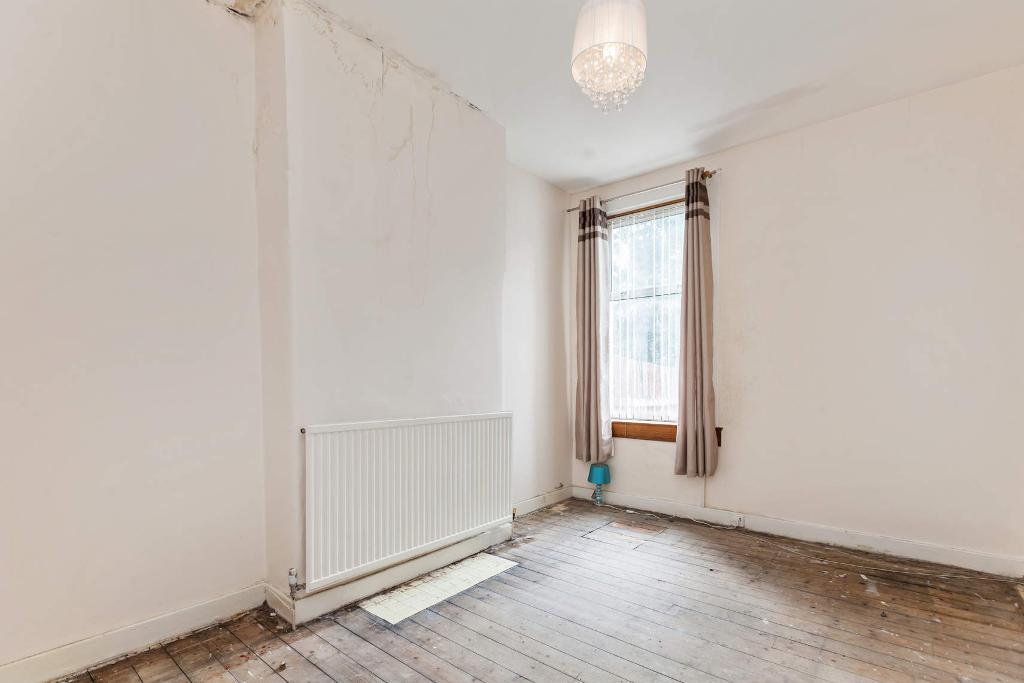 3 Bedroom Semi Bungalow For Sale in Riddrie Knowes, Glasgow, G33 2QQ