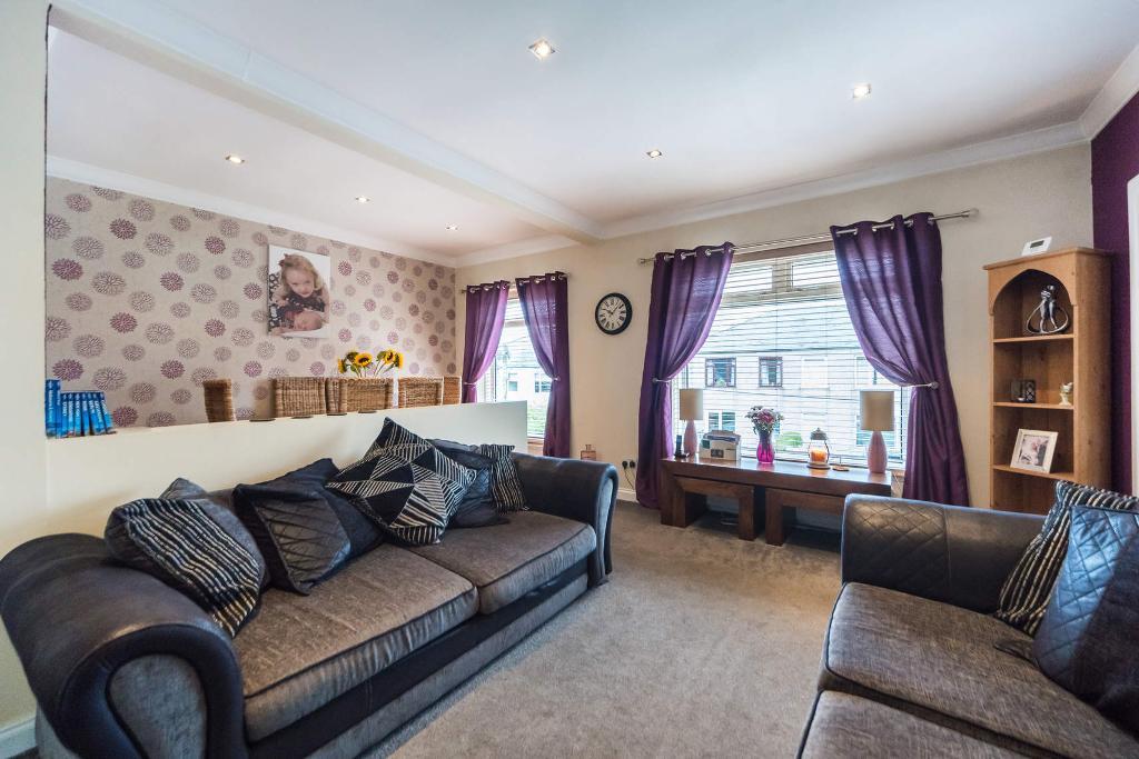2 Bedroom Upper Cottage Flat For Sale In Kingsheath Avenue Rutherglen
