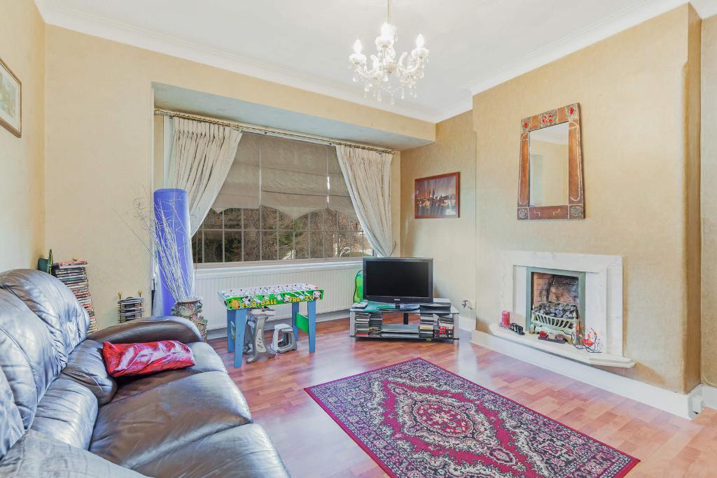 2 Bedroom Semi Bungalow For Sale in Riddrie Knowes, Riddrie, G33 2QQ