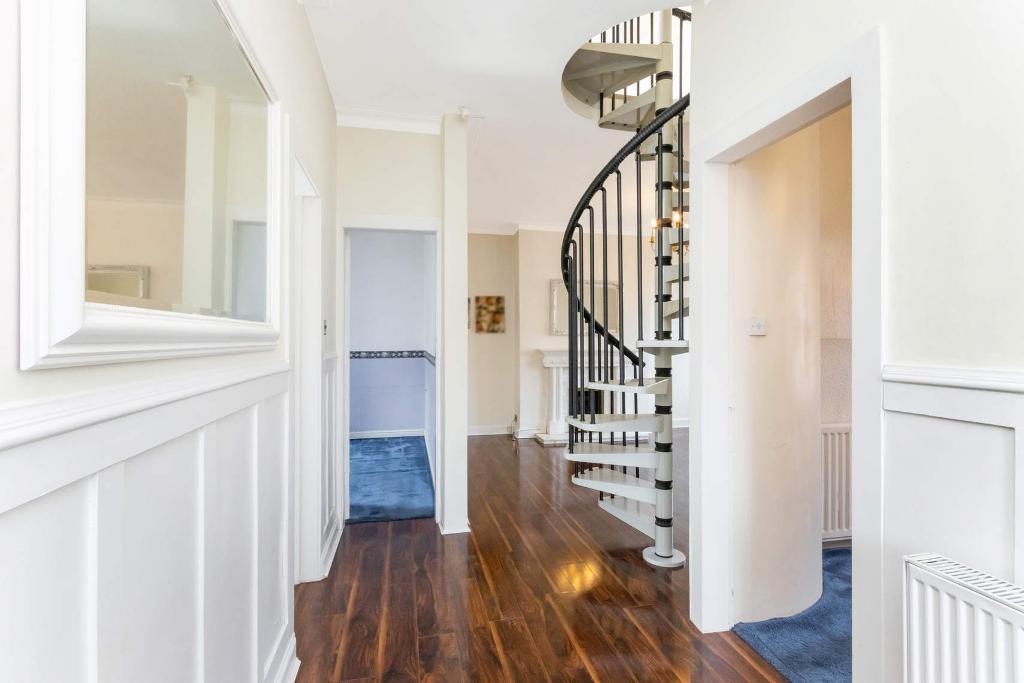 2 Bedroom Semi Bungalow For Sale in Riddrie Knowes, Riddrie, G33 2QH