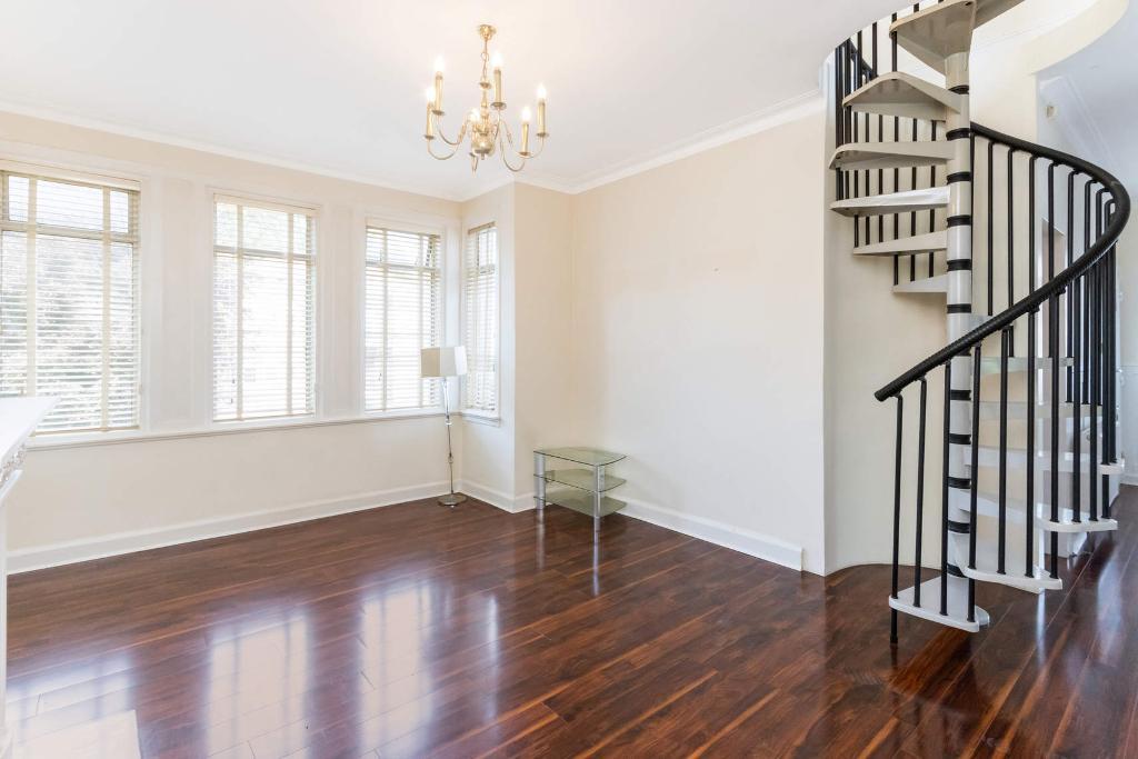 2 Bedroom Semi Bungalow For Sale in Riddrie Knowes, Riddrie, G33 2QH