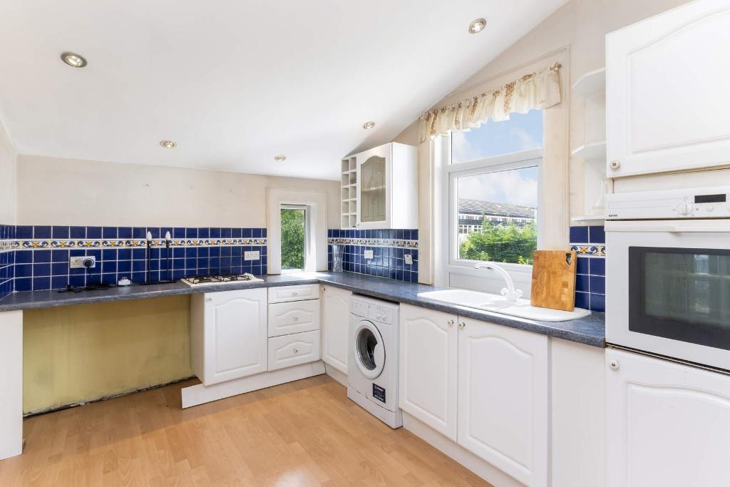 2 Bedroom Semi Bungalow For Sale in Riddrie Knowes, Riddrie, G33 2QH