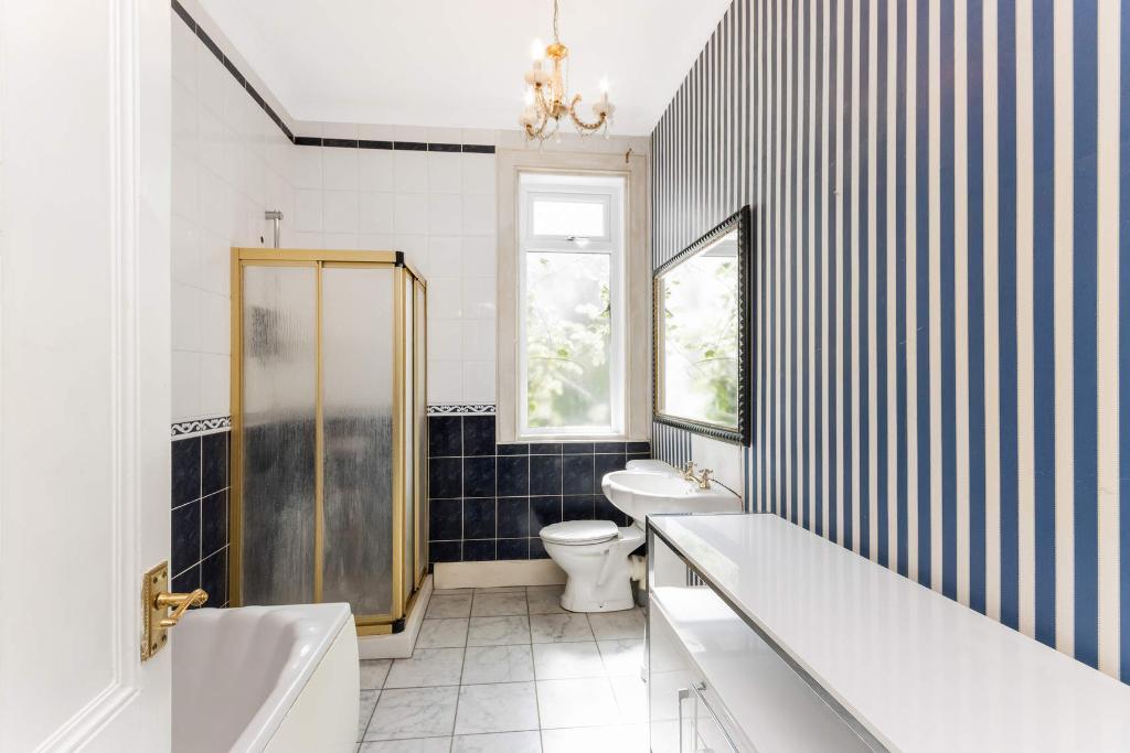 2 Bedroom Semi Bungalow For Sale in Riddrie Knowes, Riddrie, G33 2QH