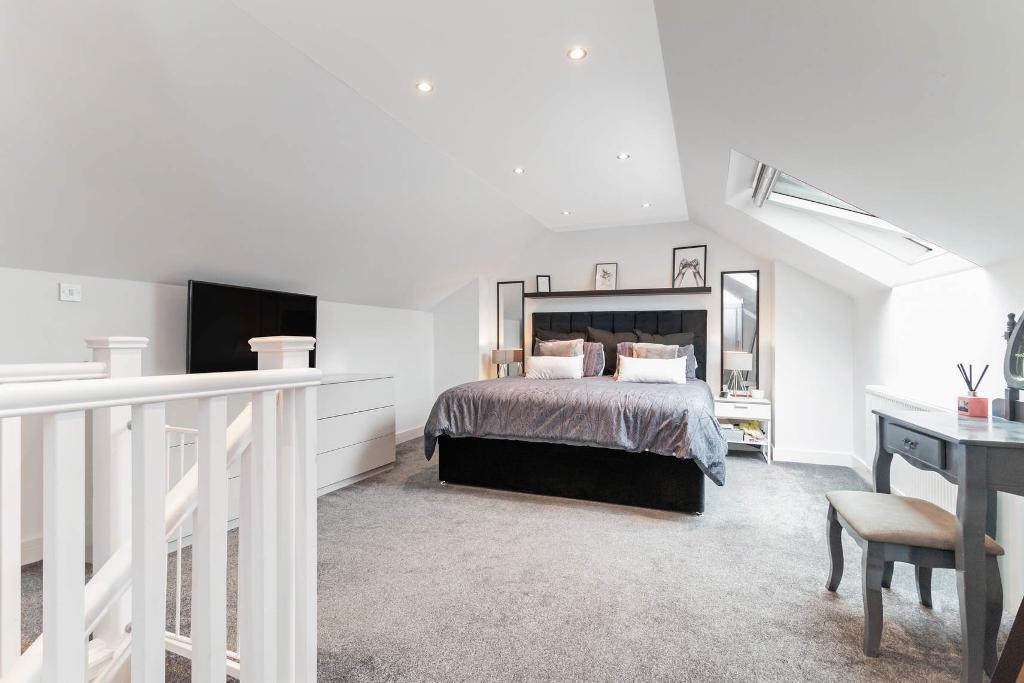 3 Bedroom Semi Bungalow For Sale in Riddrie Knowes, Riddrie, G33 2QQ