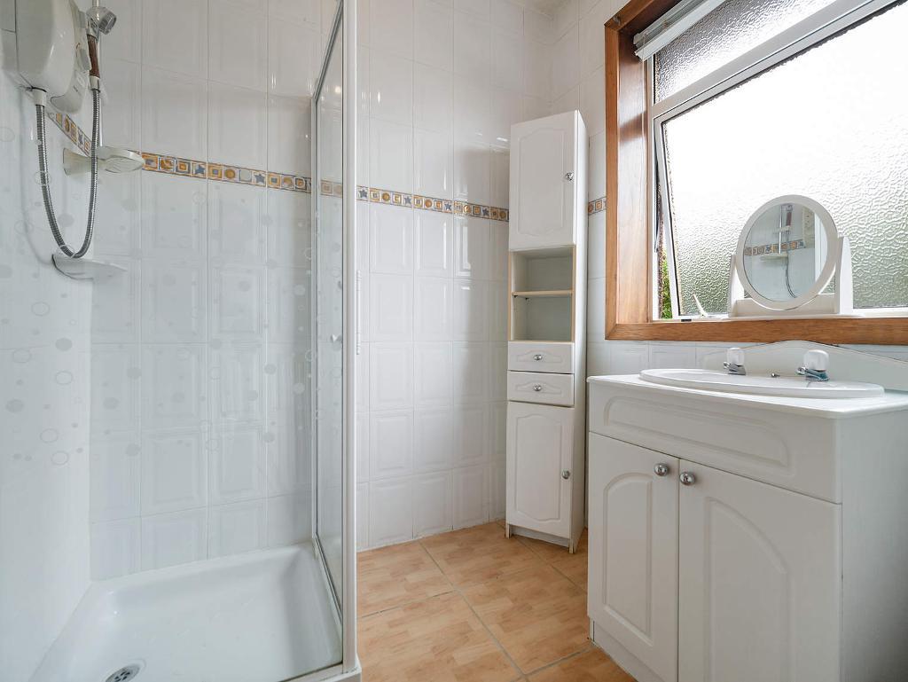 2 Bedroom Semi Bungalow For Sale In Whirlow Gardens Garrowhill G69 6le