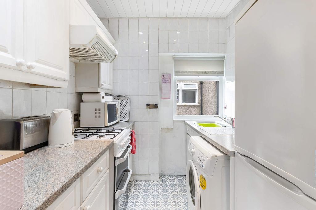 3 Bedroom Lower cottage flat For Sale in Crofton Avenue, Croftfoot, G44 5HY