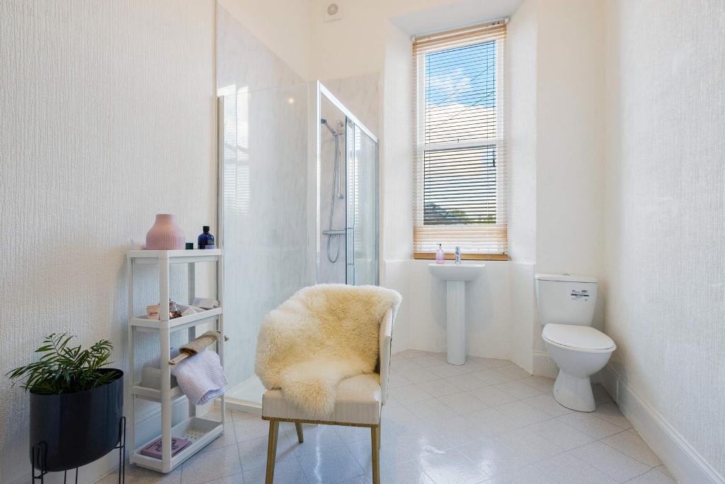3 Bedroom Main Door Flat For Sale in High Road, Rothesay, PA20 0NY