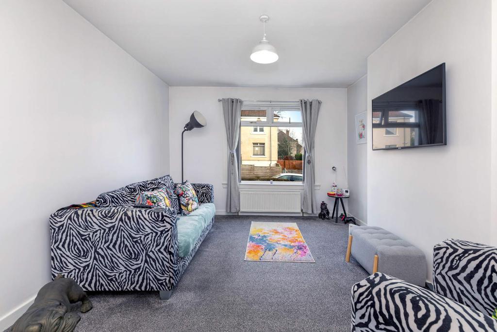2 Bedroom Lower Cottage Flat For Sale In Girthon Street Sandyhills