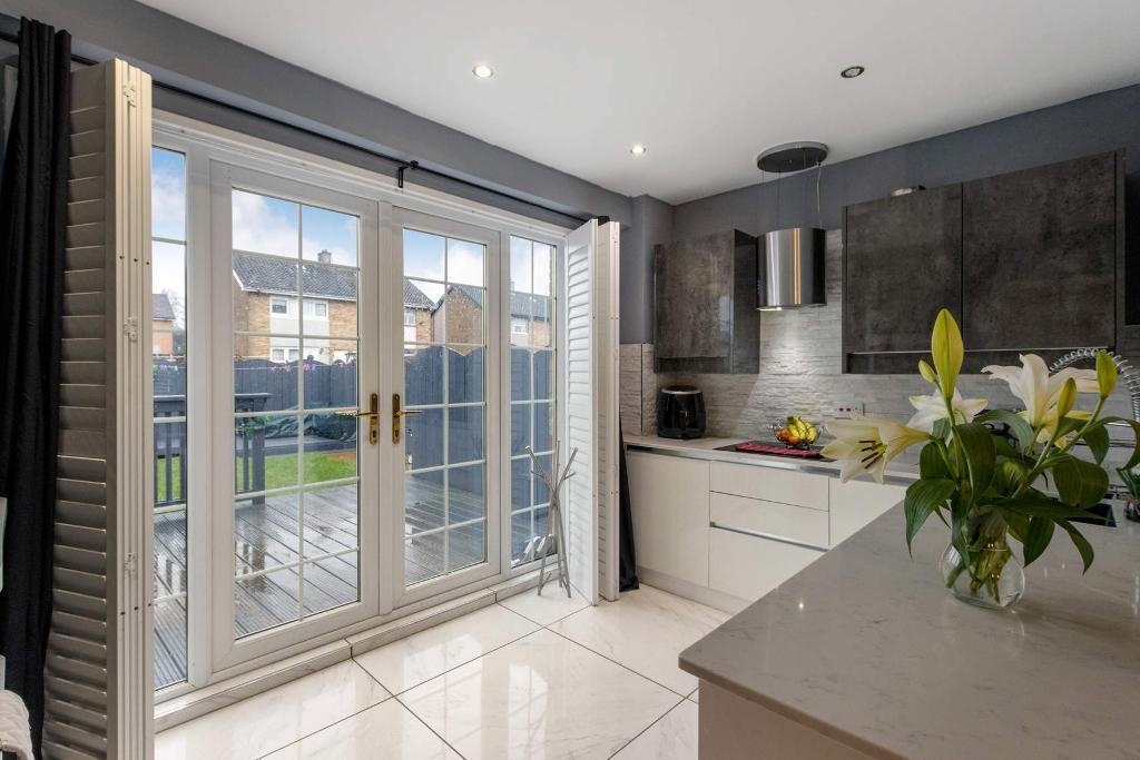 2 Bedroom Semi-Detached For Sale in Carntyne Road, Carntyne, G32 6JL