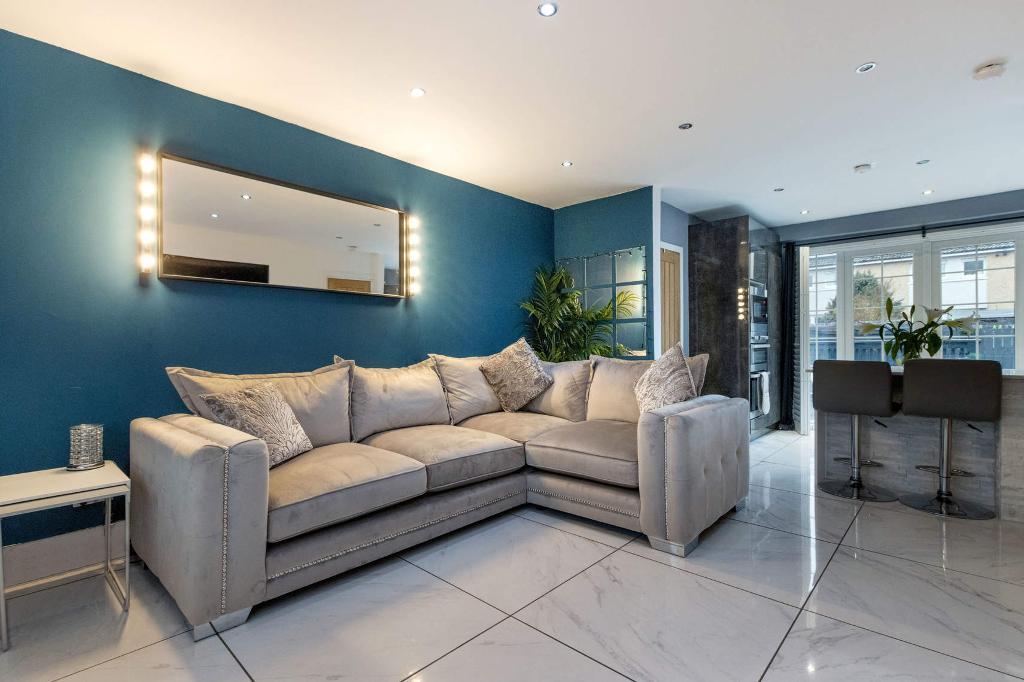 2 Bedroom Semi-Detached For Sale in Carntyne Road, Carntyne, G32 6JL