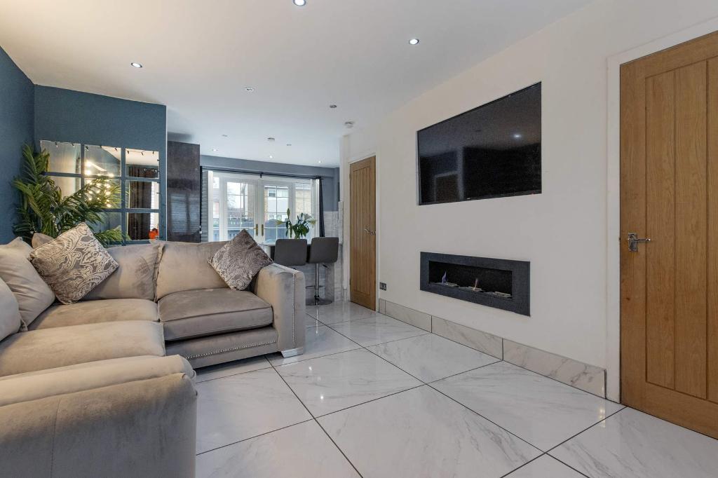 2 Bedroom Semi-Detached For Sale in Carntyne Road, Carntyne, G32 6JL