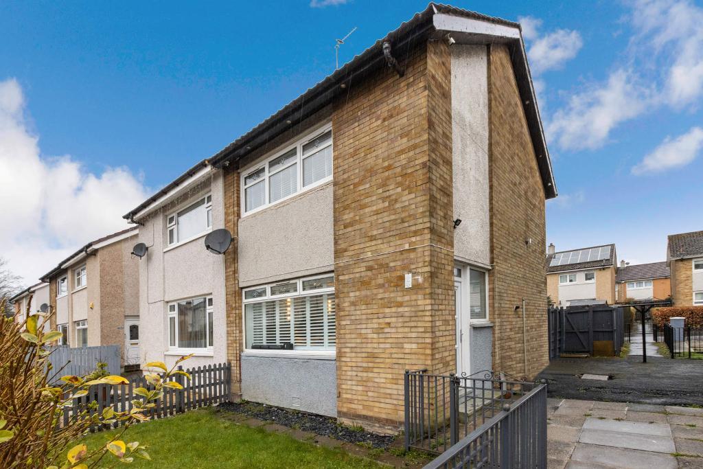 2 Bedroom Semi-Detached For Sale in Carntyne Road, Carntyne, G32 6JL