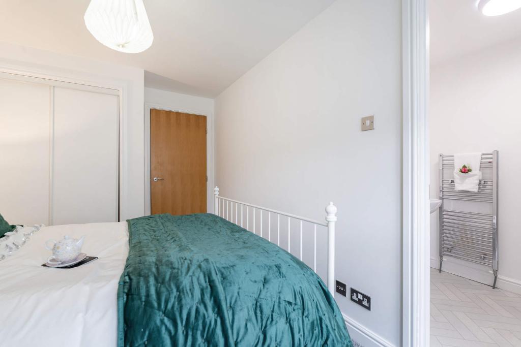 2 Bedroom Flat For Sale in Ashgill Road, Glasgow, G22 7HJ