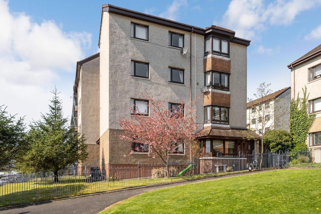 2 Bedroom Main Door Flat For Sale in Pendeen Place, Barlanark, G33 4UG