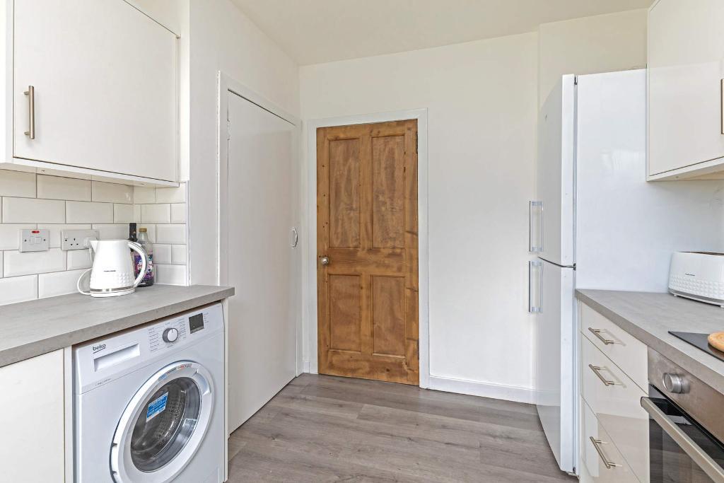 2 Bedroom Lower Cottage Flat For Sale In Newhaven Street Carntyne G32 6ng