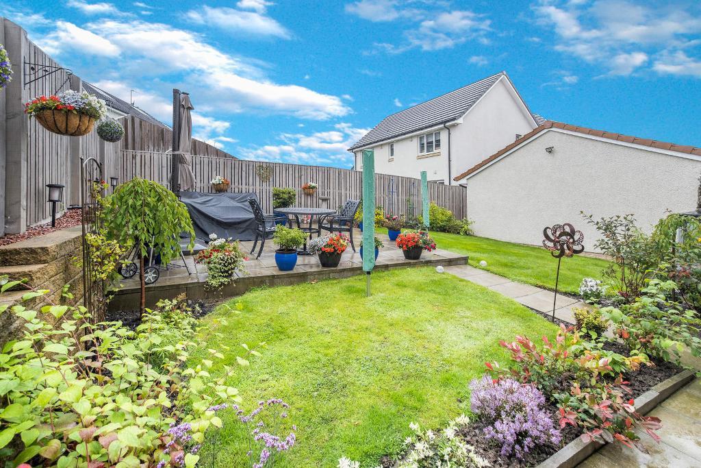 4 Bedroom Detached For Sale in Finart Crescent, Gartcosh, G69 8DP