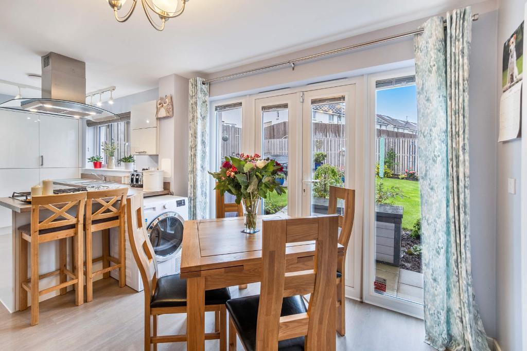 4 Bedroom Detached For Sale in Finart Crescent, Gartcosh, G69 8DP