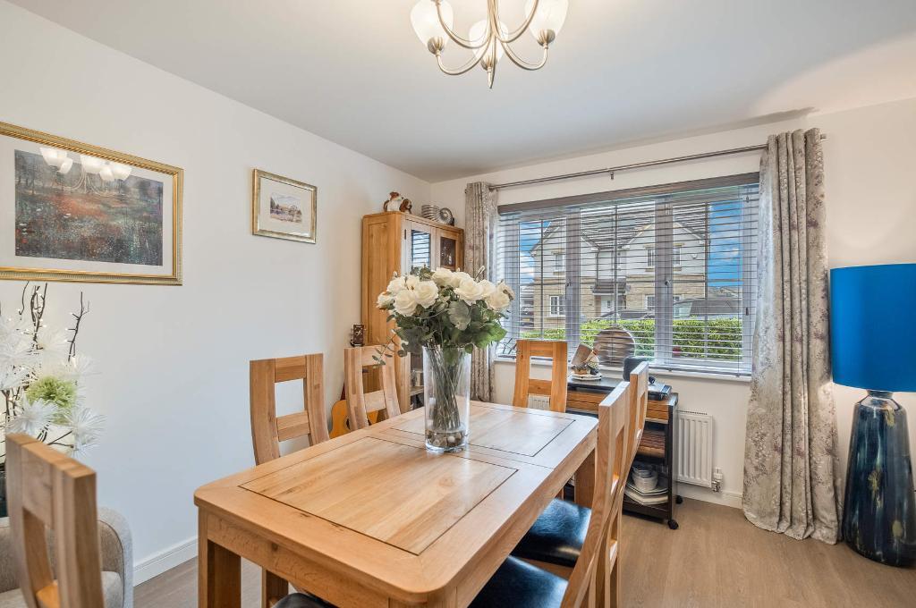 4 Bedroom Detached For Sale in Finart Crescent, Gartcosh, G69 8DP
